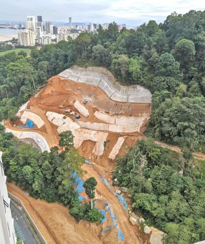 Kerja Tanah di Cerun Bukit yang Curam di Mount Erskine, Pulau Pinang ...